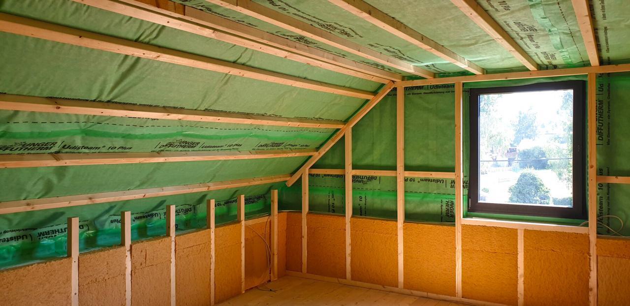 Schimmelfrei dämmen: Innovative Dampfbremse UdiSTEAM für das Dach